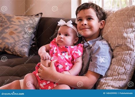 Brother Lindo Y Hermana Lifestyle Imagen De Archivo Imagen De Amor
