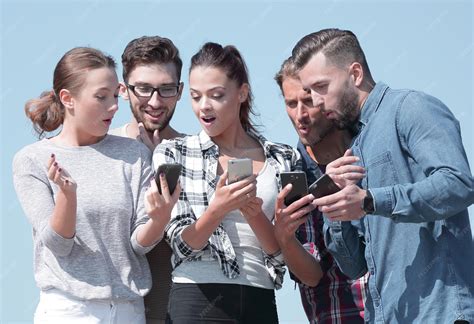Premium Photo Group Of Young People Using Smartphones
