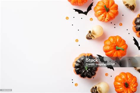 할로윈 소름 끼치는 장식 개념 호박 두개골 박쥐 실루엣과 색종이 카피 스페이스가있는 고립 된 흰색 배경에 대한보기 사진 10월에 대한 스톡 사진 및 기타 이미지 Istock
