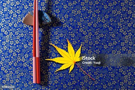 단풍 나무와 단풍 나무 와사비의 일본식 가을 이 각도는 젓가락과 젓가락 받침대가 파란색과 금색 일본식 종이에 놓여있어 조감도입니다 0명에 대한 스톡 사진 및 기타 이미지