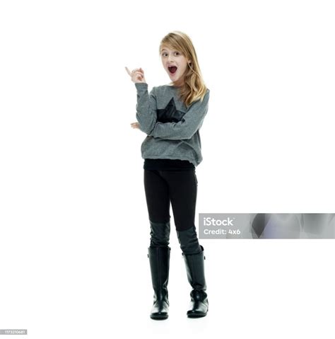 전체 길이 전면 보기 89 세 아름 다운 금발 머리 긴 머리 백인 세대 Z 젊은 여성 여성 십 대 소녀 앞서 흰색 배경 착용 부츠 스웨터 따뜻한 옷 시원한 태도의 카메라를