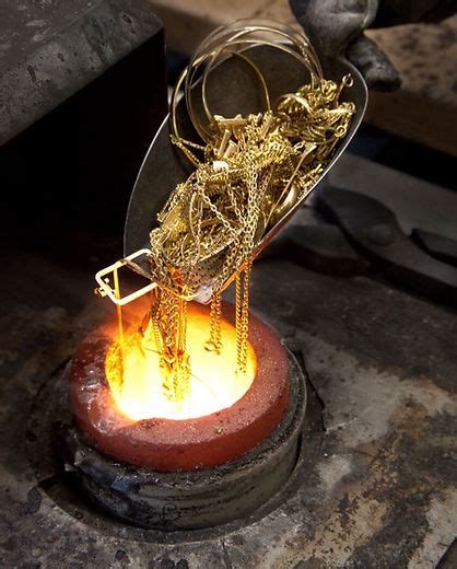 Gold Einschmelzen Lassen Für Neuen Schmuck Und Einen Ring Machen