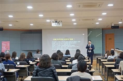 부모를 위한 독서문화강좌 이번 달은 ‘부모가 먼저 다가가는 자녀 성교육을 주제로 이충민 작가님께서 강의를 진행해주셨습니다 👏♥️ 10월 강좌는 자녀 성교육에 대해