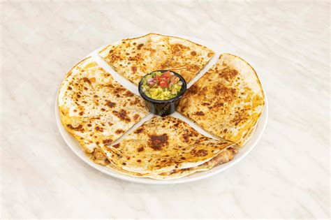 A quesadilla consiste em uma tortilla de milho ou trigo dobrada ao meio que pode ser recheada ...