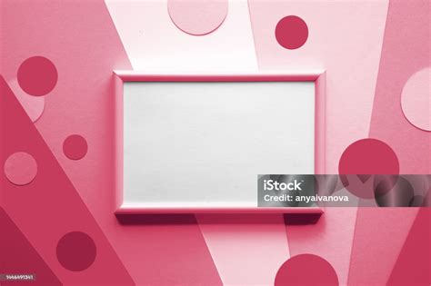 2023년 올해의 비바 마젠타 색상 종이 원이 있는 겹겹이 쌓인 색종이에 빈 분홍색 흰색 프레임 복사 공간 텍스트 위치 플랫 레이 평면도 심플한 최소한의 트렌디한 인사말