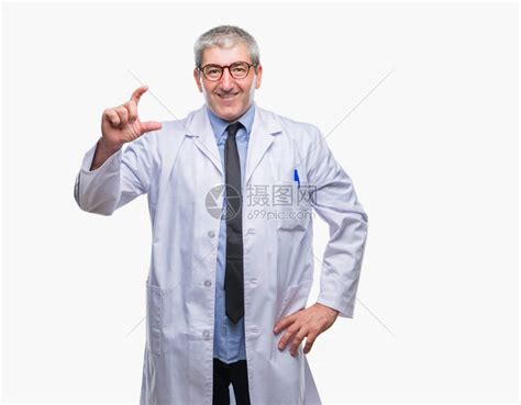 身穿白大褂的科学家职业男子在孤立的背景下微笑着高清图片下载 正版图片505539541 摄图网