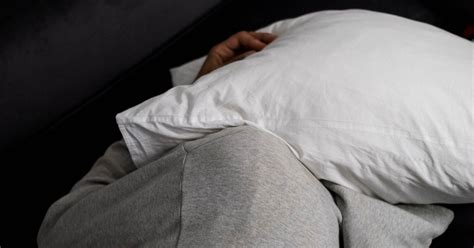 La Moglie Non Fa La Doccia Dopo Il Lavoro Lui Dorme Sul Divano