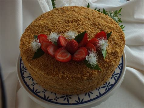 Медовик украшенный клубникой 51 фото