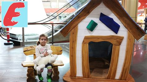 ემილი ათვალიერებს ზღაპრის გმირების ხის სახლებს Youtube