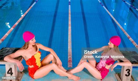 두 아름다운 금발 슬림 젊은 세련된 여성 화려한 수영 정장과 수영장에서 분홍색 수영 모자 여름 휴가 와 스포츠 개념 20 24세에 대한 스톡 사진 및 기타 이미지 Istock