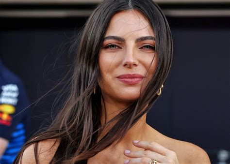 Kelly Piquet Deelt Taart En Bloemen Na Geboorte Dochter Met Verstappen