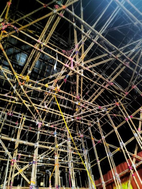 How Regular Functions And Arrow Functions Behave Differently Inside An