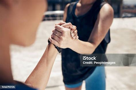 스포츠 악수 라이벌 도전 및 도시 피트니스 야외 경쟁 게임 또는 운동 전투를위한 힘 근접 운동 선수 팔 주먹 지원 신뢰와 협력 팀워크 및 훈련 파트너십 도움의 손길에 대한