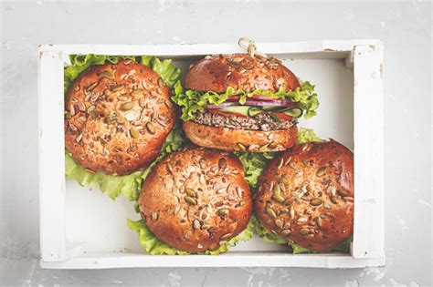 채식 콩 햄버거 야채와 흰색 나무 상자 평면도에 토마토 소스와 함께 건강 한 채식 음식 개념입니다 0명에 대한 스톡 사진 및 기타 이미지 Istock