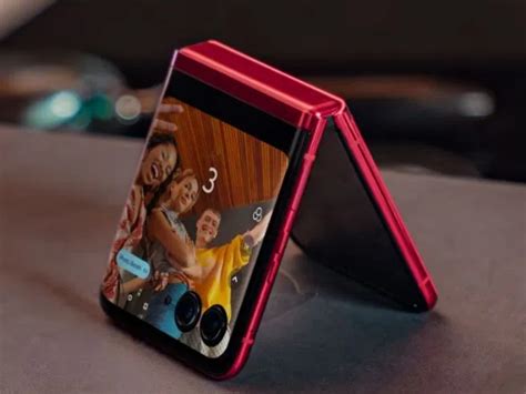 How The Motorola Razr Will Finally Make You Want Foldable Phones Yanko Design
