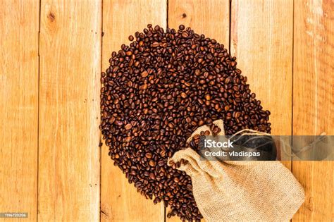 나무 배경에 구운 커피 콩의 세부 사항 삼베 자루 커피 콩자루 가방 상단보기 텍스트 복사 공간 커피 사진 닫기 0명에 대한 스톡 사진 및 기타 이미지 Istock