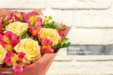 복사 공간이있는 흰색 배경에 아름다운 장미와 알스트로 메리아 꽃다발 꽃 가게 개념 0명에 대한 스톡 사진 및 기타 이미지 0명 3월 감사 Istock