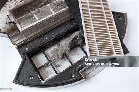 로봇 진공 청소기의 매우 더러운 용기 및 공기 필터 먼지와 부스러기로부터 청소해야하며 필터를 새 것으로 교체해야합니다 로봇 진공