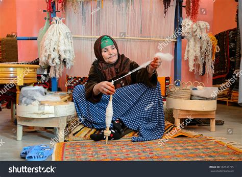 Artisanat Femme Maroc 280 Images Photos Et Images Vectorielles De Stock Shutterstock