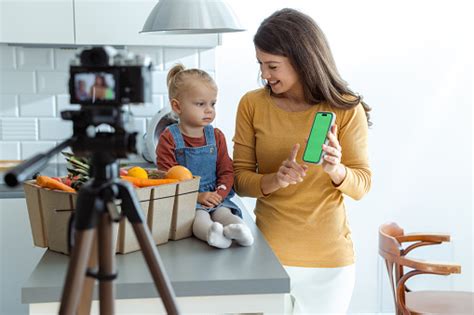 부엌에서 건강한 요리 브이로그를 촬영하고 블랑 스마트폰 화면을 보여주는 모녀 18 23 개월에 대한 스톡 사진 및 기타 이미지 18 23 개월 2명 35 39세
