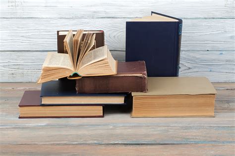 다채로운 책의 스택 교육 배경 학교로 돌아갑니다 책 나무 테이블에 하드 백 다채로운 책 교육 비즈니스 개념 텍스트공간을