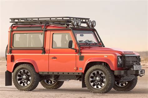 클래식은 영원하다 랜드로버가 직접 복원한 디펜더 클래식 공개