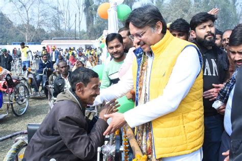 Bjp Mla Dr Rajeshwar Singh Helps 1000 Divyangjans The New Indian Bjp Mla Dr Rajeshwar Singh