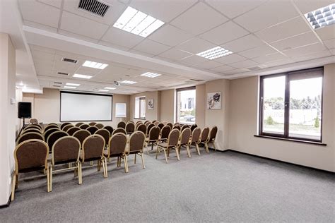 Строгий конференц зал с деловым интерьером и минималистичным дизайном для эффективных