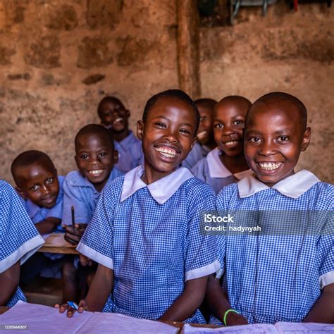 케냐의 고아원 영어 수업 중에 배우는 아프리카 어린이들 아프리카에 대한 스톡 사진 및 기타 이미지 아프리카 자선 및 구제