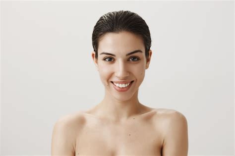 Linda morena sensual nua e sorrindo despreocupada Foto Grátis