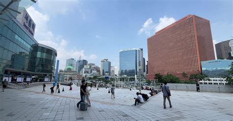 집 밖의 거리 건물 건축 걷고 있는 걷고 있는 사람 고층 고층 건물 공공 장소 광장 군중 금융지구 기업 낮 대도시 대한민국 도시 도시 건물