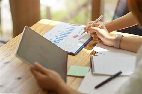 태블릿 및 보고서에서 함께 일하는 두 명의 고위 비즈니스 기업가 2명에 대한 스톡 사진 및 기타 이미지 2명 금융 기업 문화 Istock