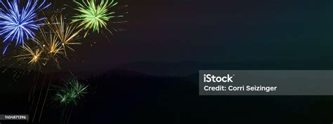 새해 복 많이 받으세요 실베스터 축제 파티 배경 배너 길다 어두운 밤에 아름다운 풍경 파노라마 전망에서 다채로운 불꽃 놀이 12월 31일에 대한 스톡 사진 및 기타 이미지