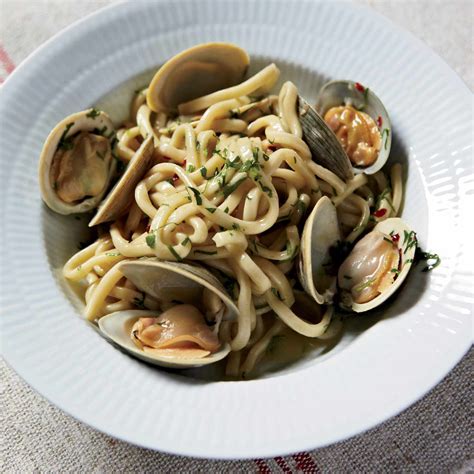 How To Eat Spaghetti With Clams At Darcy Sunderland Blog