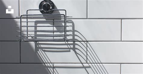 검은 색과 은색 라운드 아날로그 시계 흰색 세라믹 벽 타일 사진 Unsplash의 무료 회색 이미지