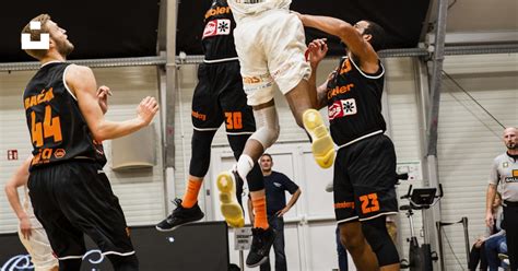 코트 안에서 농구를 하는 사람들 사진 Unsplash의 무료 농구 이미지