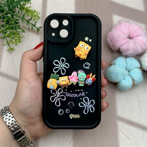 قاب گوشی Iphone 13 آیفون سیلیکونی Solid Case اورجینال خانواده پاتریک و باب اسفنجی مشکی محافظ لنز