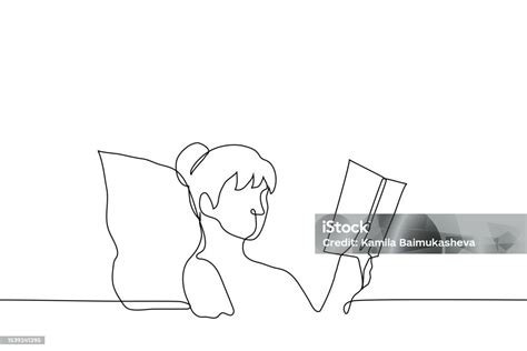 여자는 침대에 누워 종이책을 읽고 있고 머리는 머리판에 놓인 베개 위에 있다 취침 시간 독서 개념 아날로그 책과 책 애호가 선에 대한 스톡 벡터 아트 및 기타 이미지