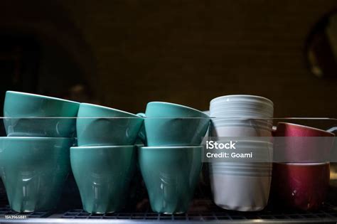 세라믹 컬러 컵 또는 머그잔 세트 전문 커피 기계에서 가열 0명에 대한 스톡 사진 및 기타 이미지 0명 개체 그룹 기계류