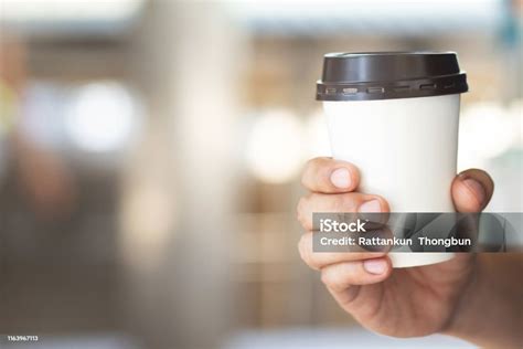 자연 아침 햇빛에 커피를 마시는 멀리 테이크 의 종이 컵을 들고 손을 잡고 텍스트 또는 로고의 공간 입니다 커피 마실 것에 대한 스톡 사진 및 기타 이미지 Istock