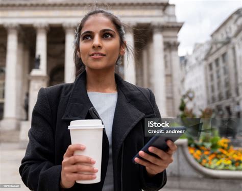 인도 비즈니스 여자 휴대 전화를 사용 하 고 거리에서 커피를 마시는 거리에 대한 스톡 사진 및 기타 이미지 거리 글로벌 비즈니스 기업 비즈니스 Istock
