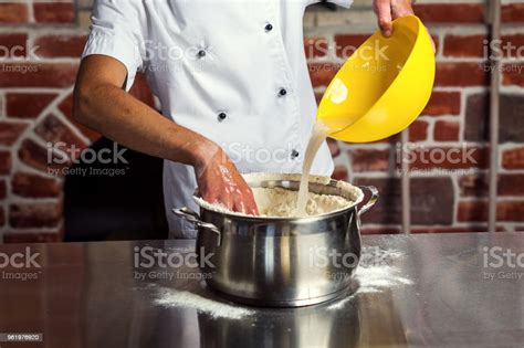 요리사 피자 반죽 만들기입니다 남자 손 준비 빵 제빵과 제과의 개념 가사 집안일에 대한 스톡 사진 및 기타 이미지 가사
