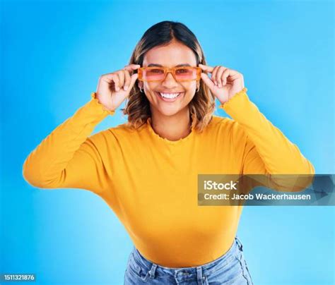 패션 안경 행복한 초상화와 옷 고급 디자이너 브랜드 또는 캐주얼 의상 스타일을 가진 여성의 얼굴 Z세대 여름 미학 트렌디한 스튜디오 선글라스 파란색 배경에 젊은 여성 모델