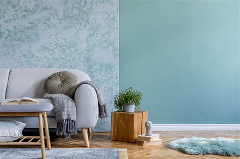 회색 소파 나무 벤치와 큐브 식물 책 조각 베개 격자 무늬 및 개인 액세서리스칸디나비아 유칼립투스 거실의 인테리어 디자인 세련된 홈 장식 템플릿 복사 공간 가정의 방에 대한