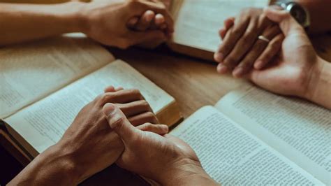Orando Juntos En La Iglesia