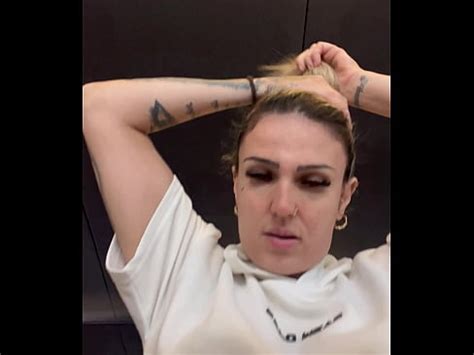 Sapatona Fica Com Muito Tes O Na Academia Vendo Mulheres E Homens Vendo Sua Camisa Transparente