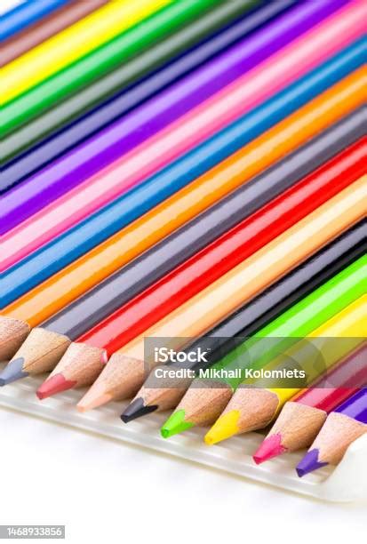 흰색 배경에 격리된 색연필 세트입니다 공간을 복사합니다 학교 물건 도면 용품 수직 방향 0명에 대한 스톡 사진 및 기타 이미지 Istock