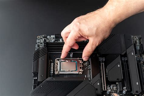 컴퓨터 Cpu 설치 마스터의 손은 컴퓨터 마더보드에 프로세서 칩을 설치합니다 컴퓨터 조립 및 수리 Cpu에 대한 스톡 사진 및 기타 이미지 Istock