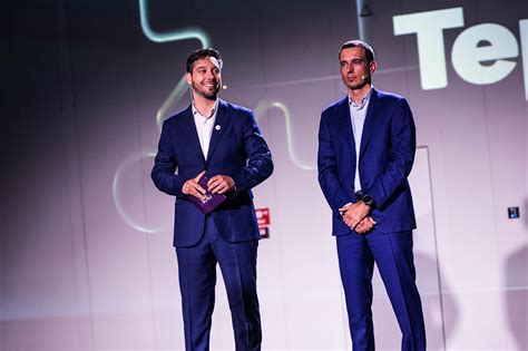 Розовата секта на Мис Бони и Васко Ухото съсипва София и то абсолютно незаконно Информационна