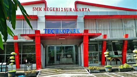 Toplokercom Sosialisasi Karier Di Smk N 2 Surakarta Melalui Pengantaran Mmt Poster Dan X Banner